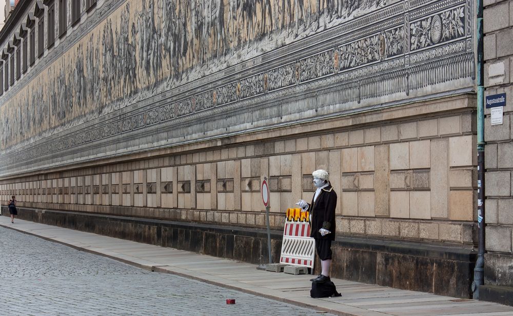 Warten auf bessere Zeiten Foto & Bild | streetfotografie mit menschen, street: spontane ...