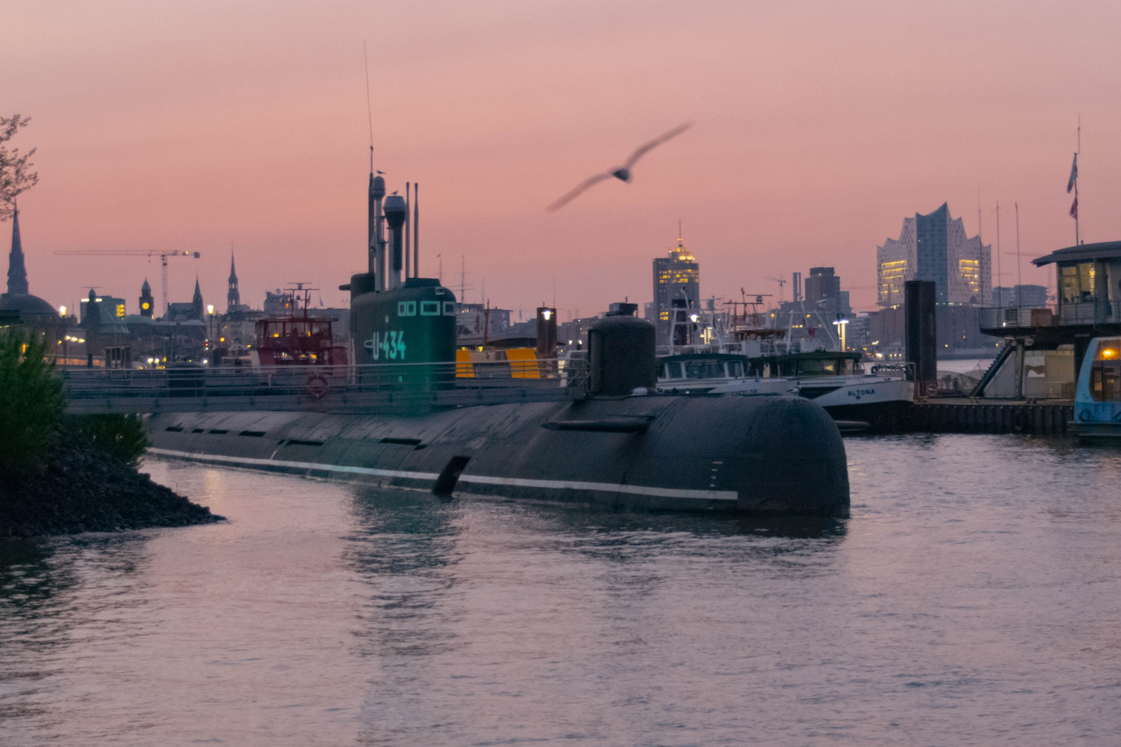 Warten auf den Kaleun im Morgenrot Foto & Bild | kritik am bild, wasser ...