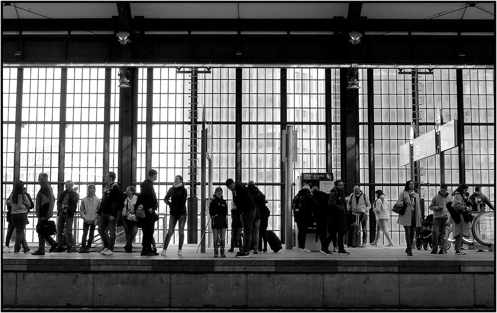 Warten auf die S-Bahn Foto & Bild | architektur, streetfotografie mit menschen, projekte Bilder ...