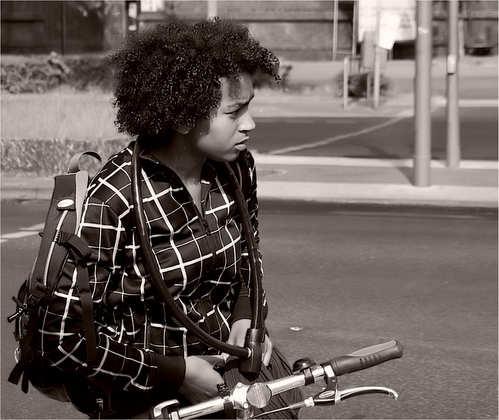 Warten aufs kleine, grüne... Foto & Bild | streetfotografie mit menschen, street: spontane ...