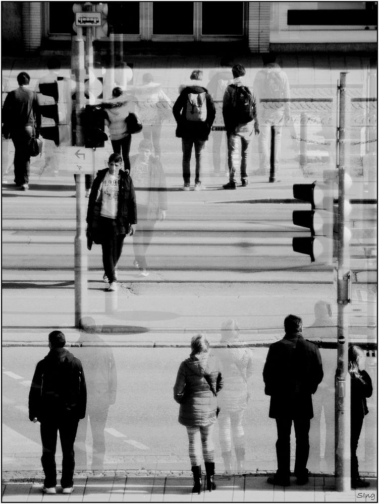 WARTEN ODER GEHEN Foto & Bild | streetfotografie mit menschen, menschen Bilder auf fotocommunity