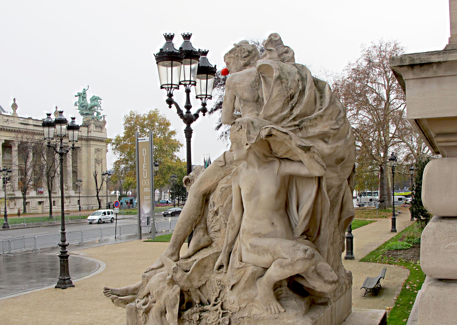 Warum den Skulpturen eine rote Nase bekommen haben.... Foto & Bild ...