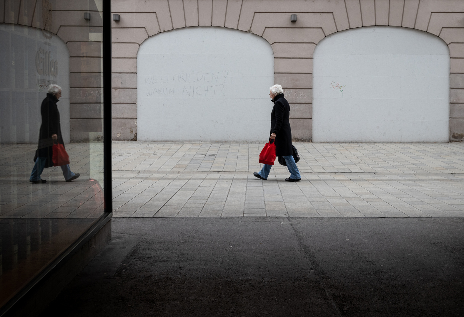 Warum eigentlich nicht??? Foto & Bild | architektur, experimente, streetfotografie mit menschen ...