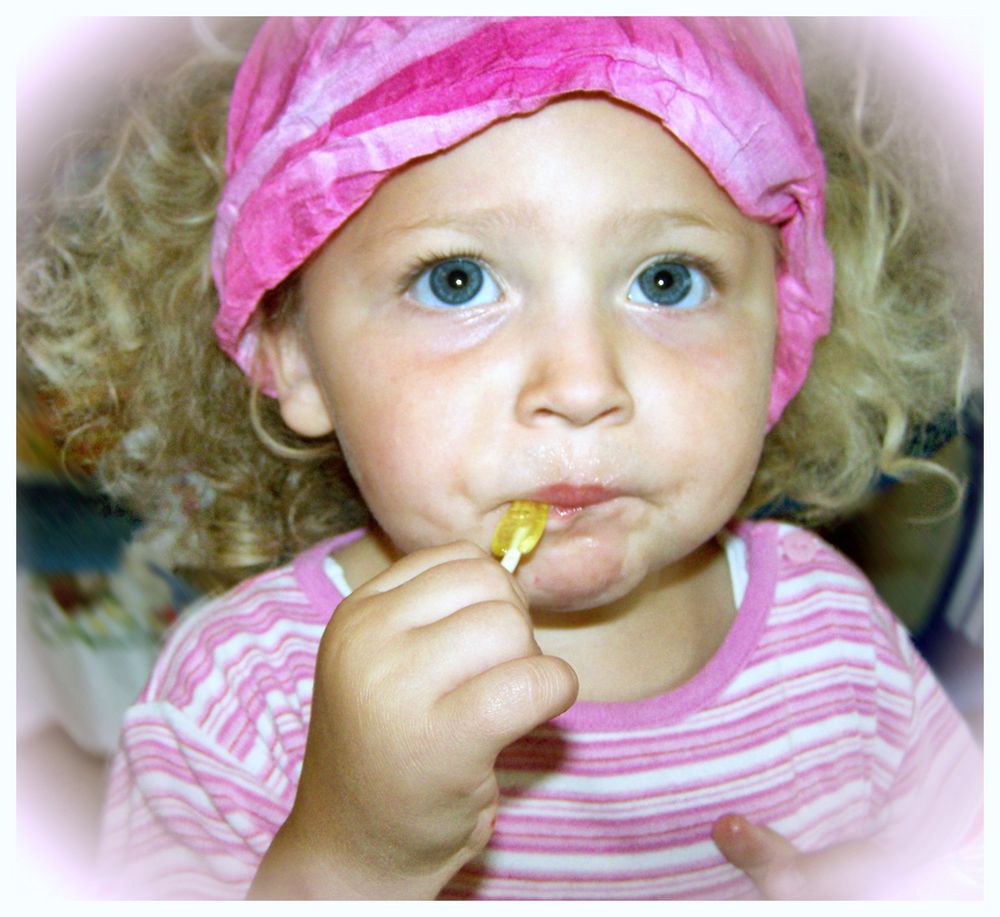 was Süßes..... Foto & Bild | portrait, menschen, kinder Bilder auf fotocommunity