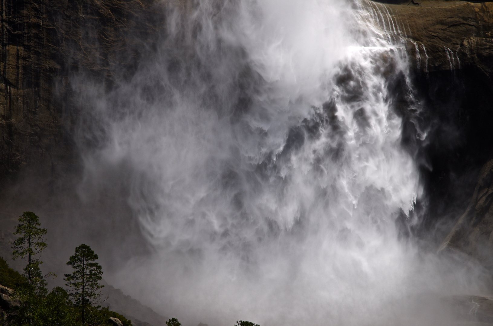 Wasserdampf an einem Wasserfall im Yosemite Nationalpark Foto & Bild ...