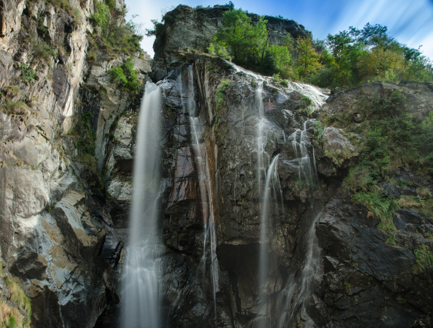 Wasserfall im Valle Maggia Foto & Bild | landschaft, wasserfälle, bach ...