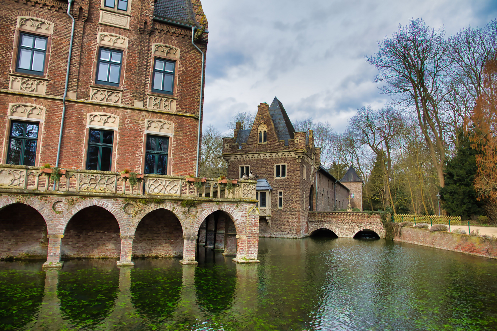Wassergraben von Schloss Paffendorf Foto & Bild | landschaft, bach ...