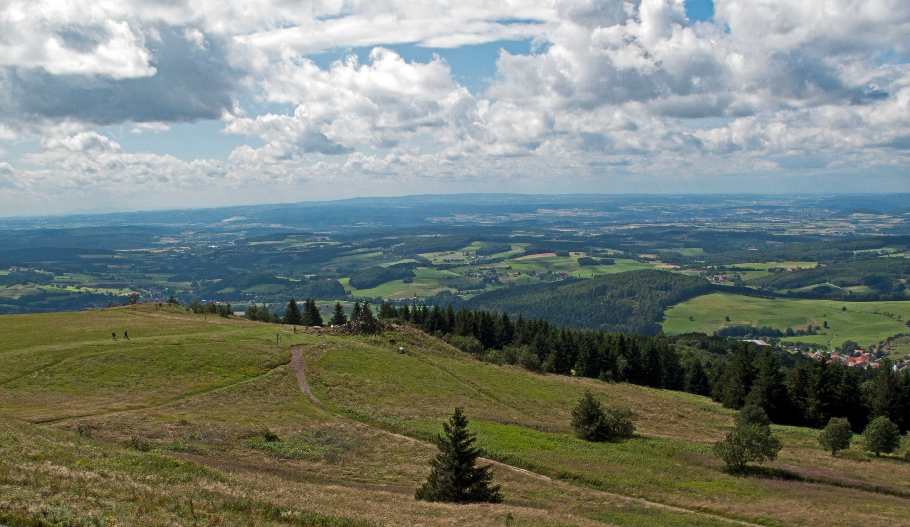 Wasserkuppe - Rhön-Blick zum Fliegerdenkmal Foto & Bild | landschaft ...