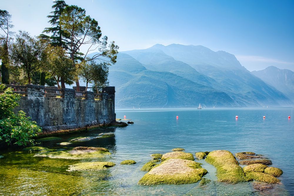 Wasserlandschaft mit Felssteinen Foto & Bild | natur Bilder auf ...