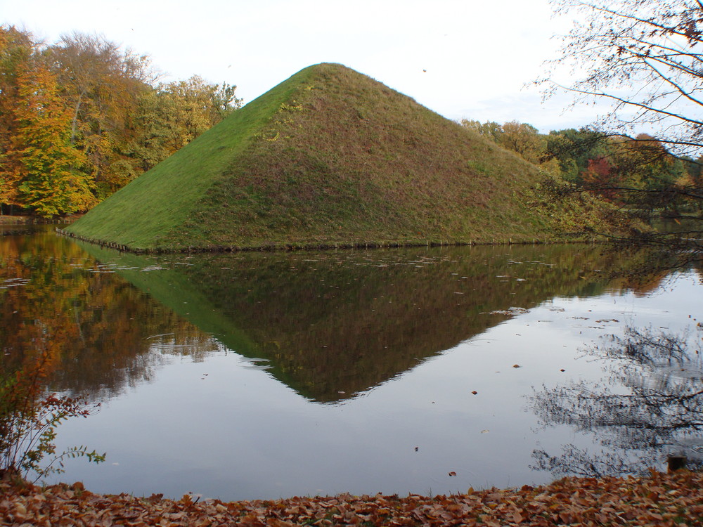Wasserpyramide im Branitzer Park Foto & Bild | landschaft, natur Bilder ...
