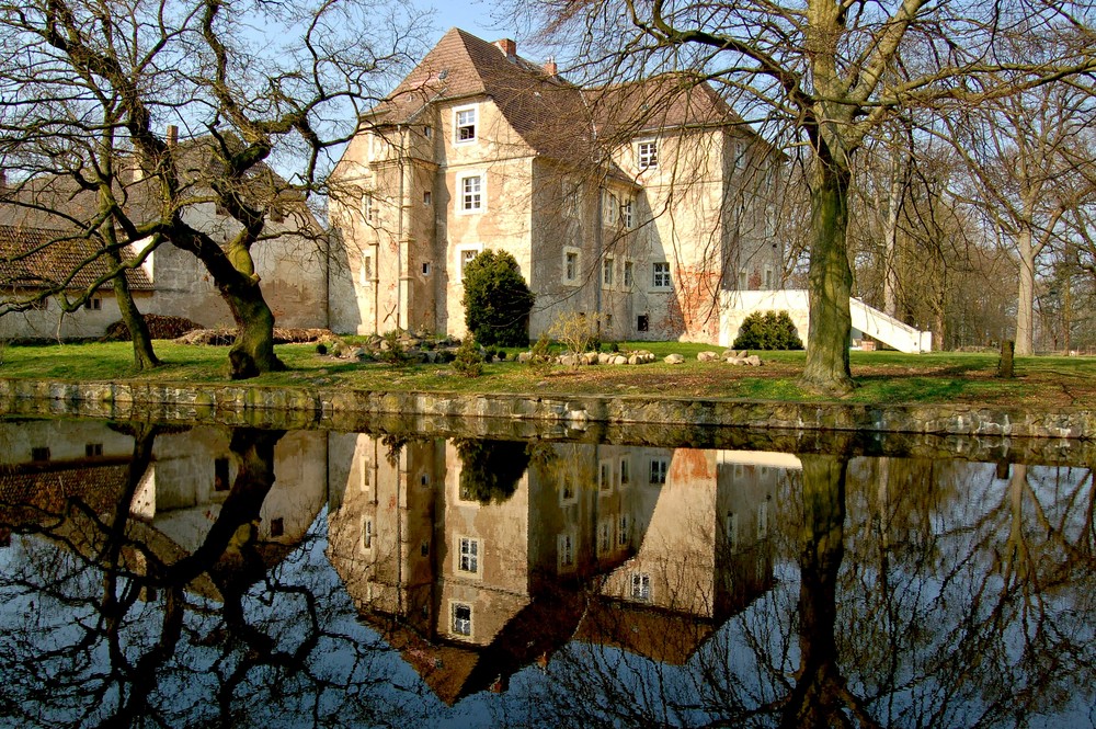 Wasserschloss Mellenthin Foto & Bild | wasser, frühling, schloss Bilder ...