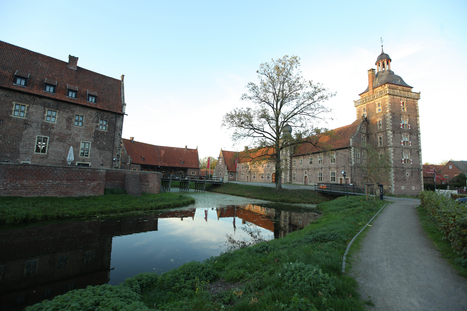 Wasserschloss Raesfeld mit Vorhof Foto & Bild | fotos, architektur ...
