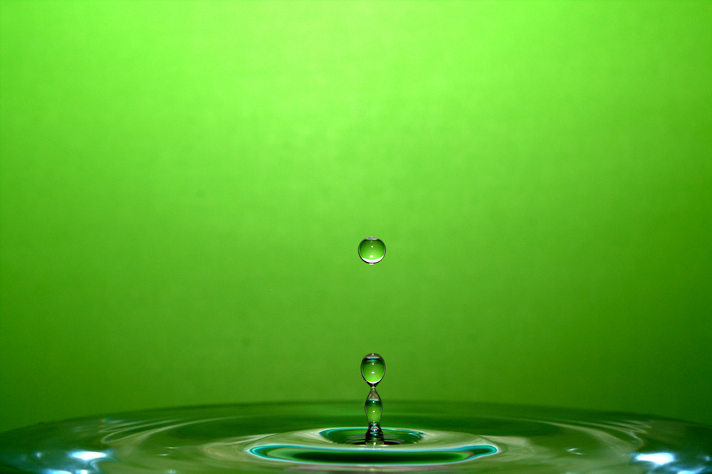 Wassertropfen mit grünem Hintergrund Foto & Bild | experimente, wasser ...