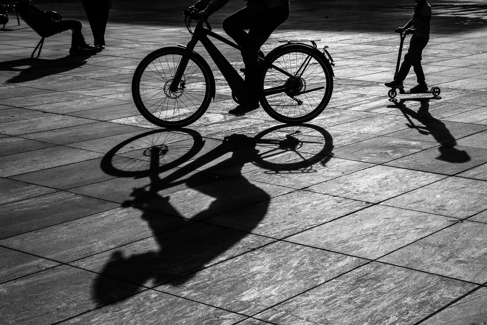 Watching the Weels Foto & Bild | street, schatten, sw Bilder auf ...