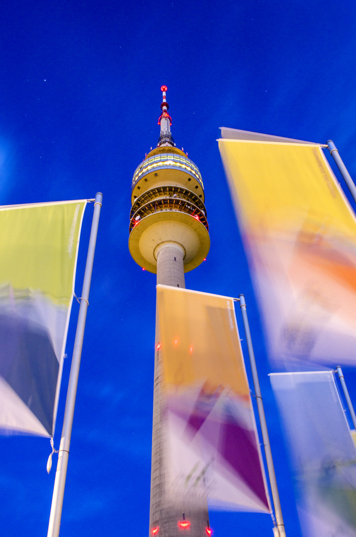 wehende Fahnen Foto & Bild | architektur, architektur bei nacht ...