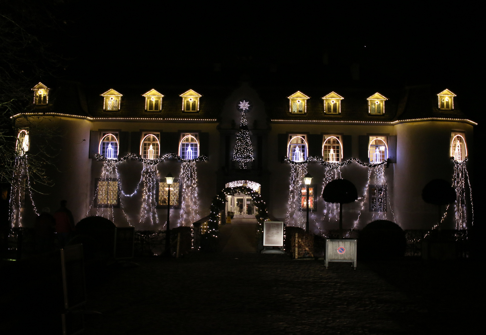 Weiherschloss Bottmingen Foto & Bild | schloss, schweiz., bottmingen ...
