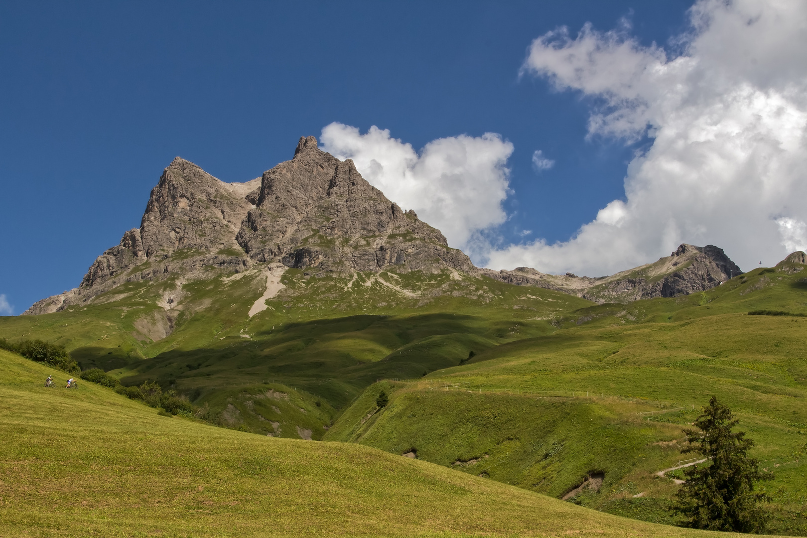 Weit hinauf... Foto & Bild | hütte, natur, landschaft Bilder auf ...