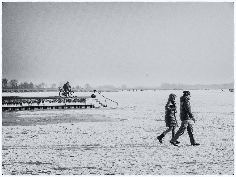 Weiter geht's nur zufuß Foto & Bild | streetfotografie mit menschen, monochrom, bearbeitungs ...
