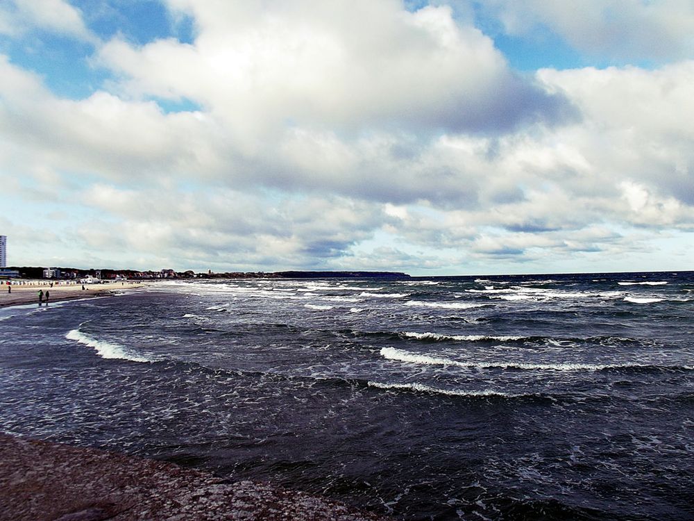 Wellen am Strand in Warnemünde Foto & Bild | landschaft, meer & strand ...