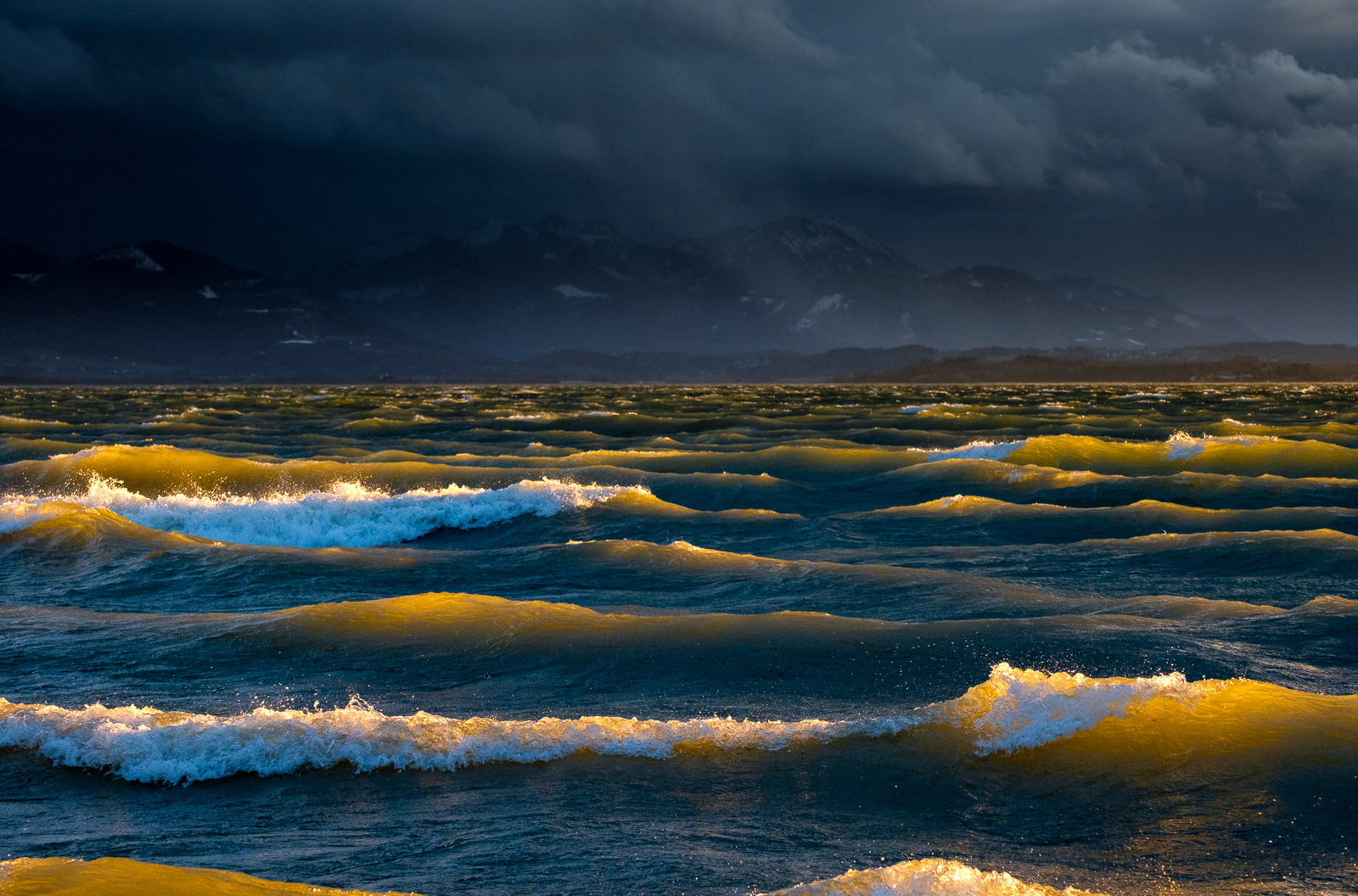 Wellen im Abendlicht Foto & Bild | landschaft, bach, fluss & see, see ...