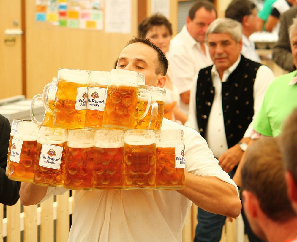Weltrekord im Maßkrug tragen Foto & Bild | erwachsene, menschen in der ...