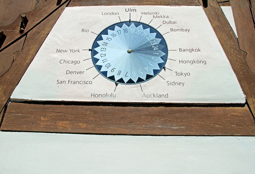 Weltuhr im Fischerviertel in Ulm Foto & Bild | deutschland, europe ...