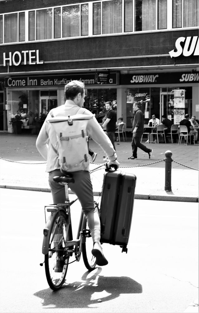 wenn das mal gut geht... Foto & Bild | erwachsene menschen, menschen, streetfotografie mit ...