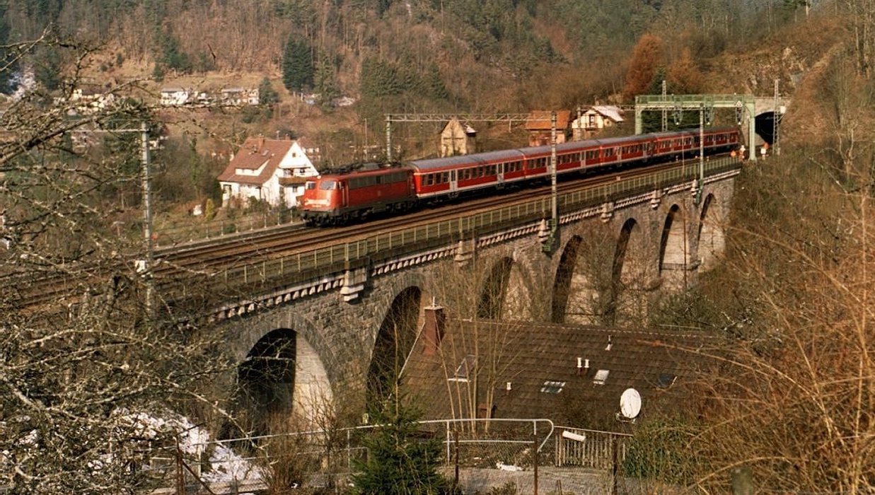 Wenn Eiswürmer im Stuhlkreis Götz falsch zitieren und es zu bunt treiben Foto & Bild | dächer ...