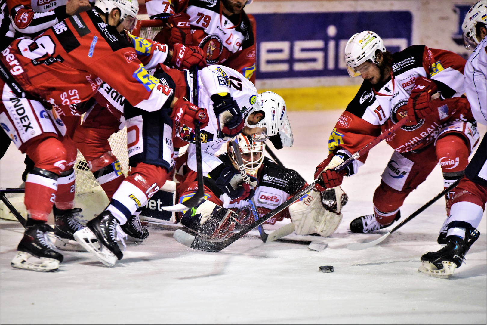Wer ist der Erste am Puck? Foto & Bild | sport, wintersport, eishockey ...