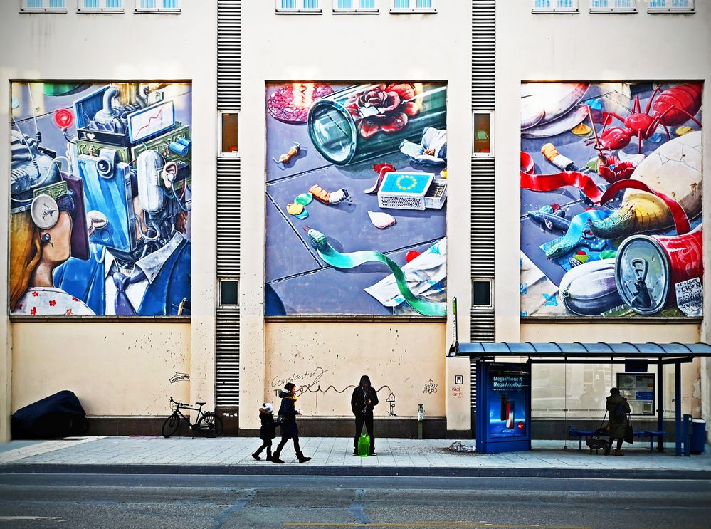 Werbung muss dramatisieren.... Foto & Bild | streetart, graffiti & tags, streetfotografie mit ...