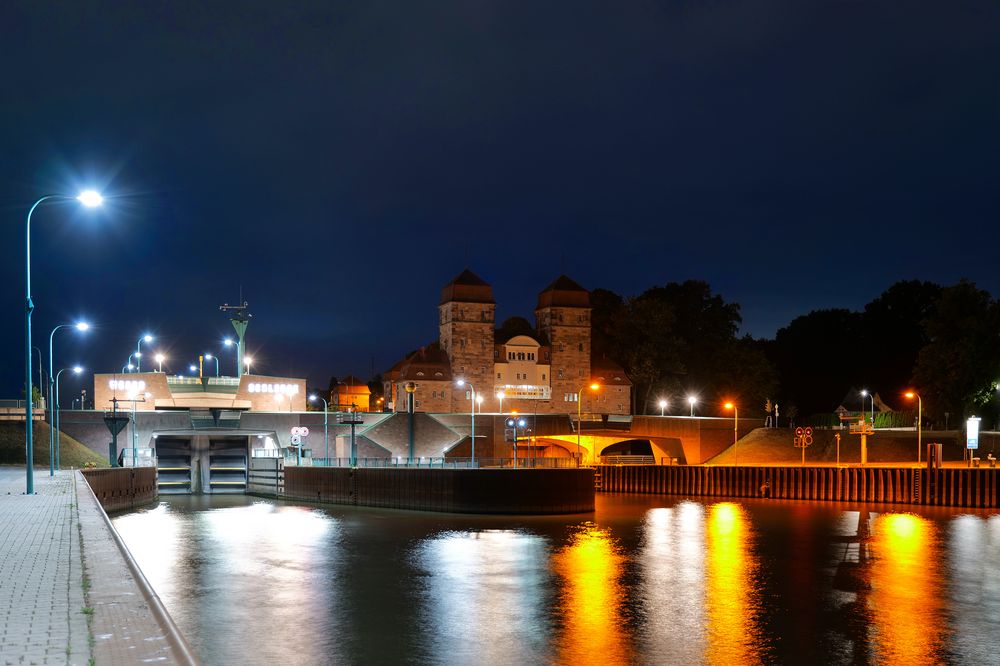 Weserschleuse Minden bei Nacht Foto & Bild | outdoor, wasser, nacht ...