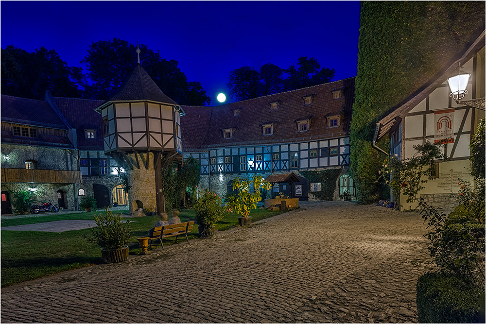Westerburg mit Mond Foto & Bild | fotos, world, dokumentation Bilder ...
