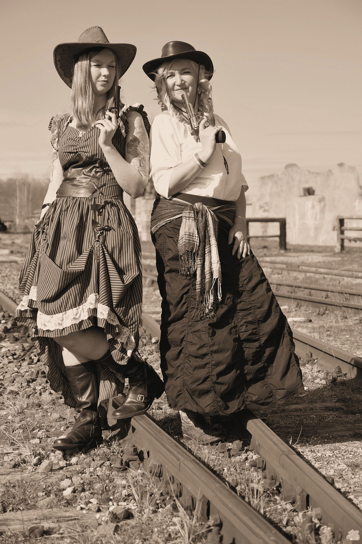 Western Ladys Foto & Bild | outdoor, portrait, schienen Bilder auf ...