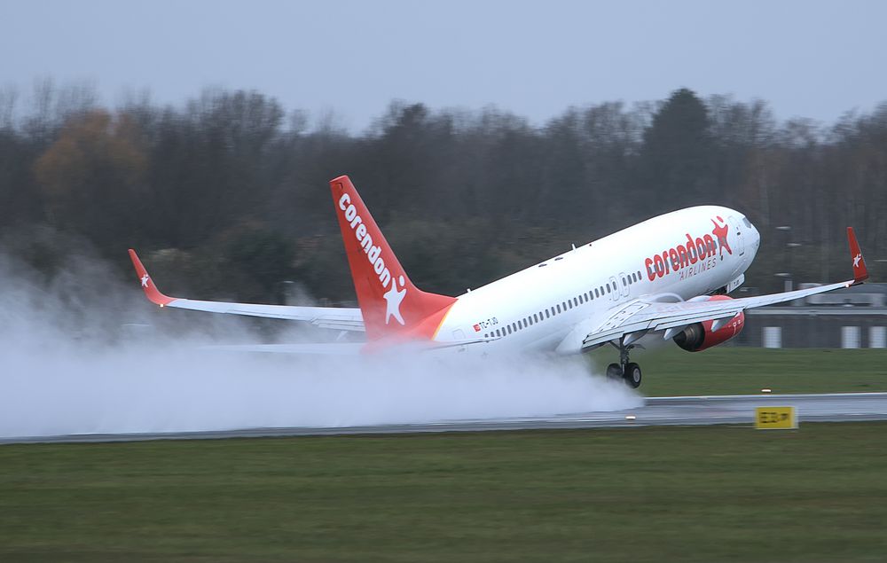 Wet runway Foto & Bild | luftfahrt, passagiermaschinen, verkehr ...