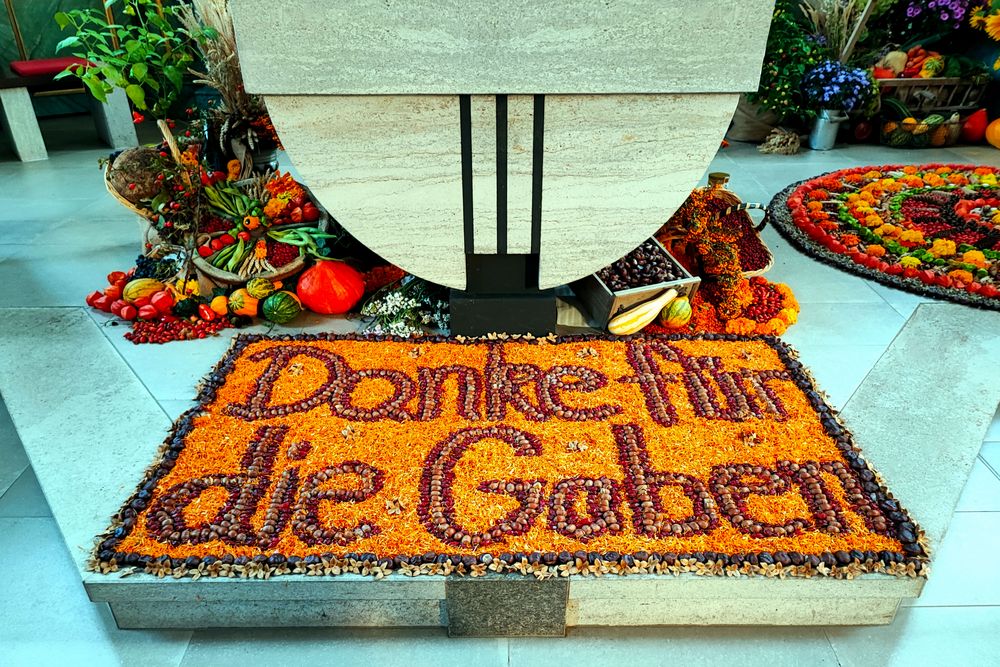 Wie dazumal - Erntedank 2023 Pfarrkirche Helmsdorf Danke für die Gaben ...