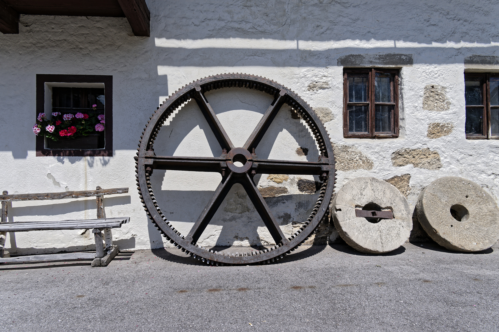 Wie Dazumal - Zahnrad und Mühlstein Foto & Bild | industrie & technik ...