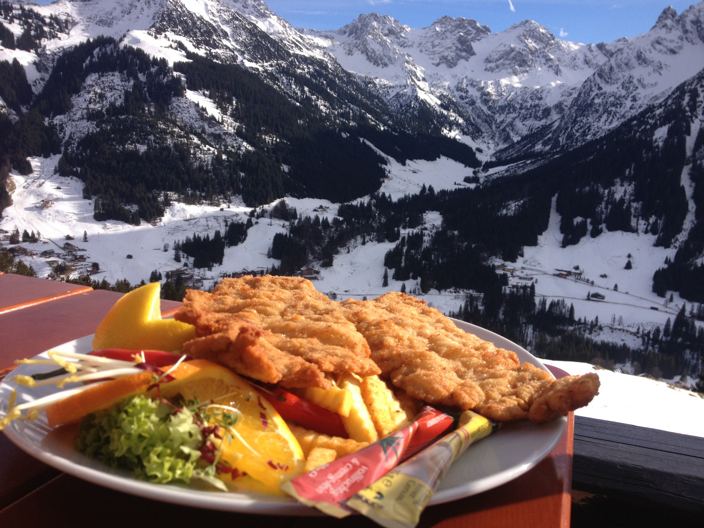 Wiener Schnitzel auf der Sonna - Alp in Mittelberg Kleinwalsertal Foto ...