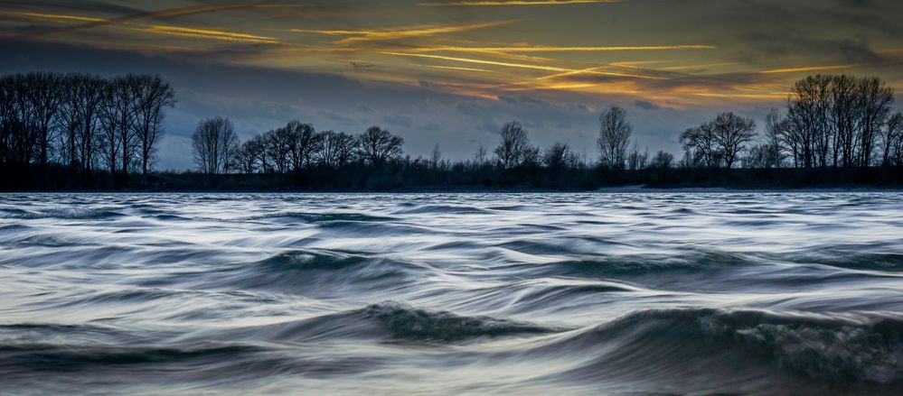 windig am Fluss Foto & Bild | sonnenuntergänge, himmel & universum ...
