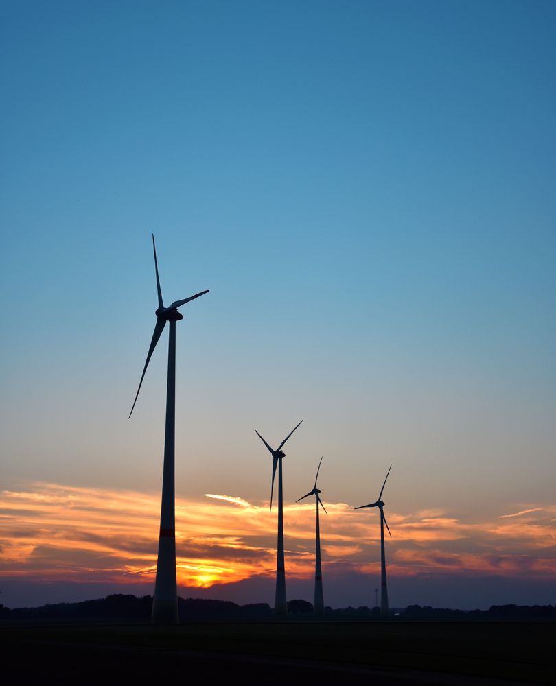 Windkraft am Abend Foto & Bild | deutschland, europe, niedersachsen ...
