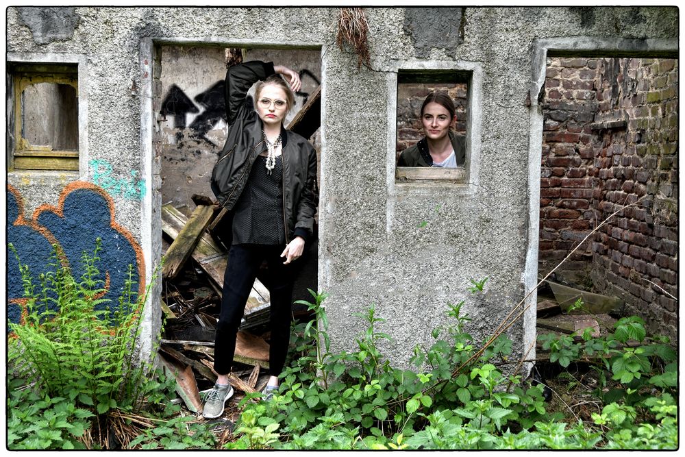 window meets door Foto & Bild | portrait, streetfotografie mit menschen, portrait frauen Bilder ...