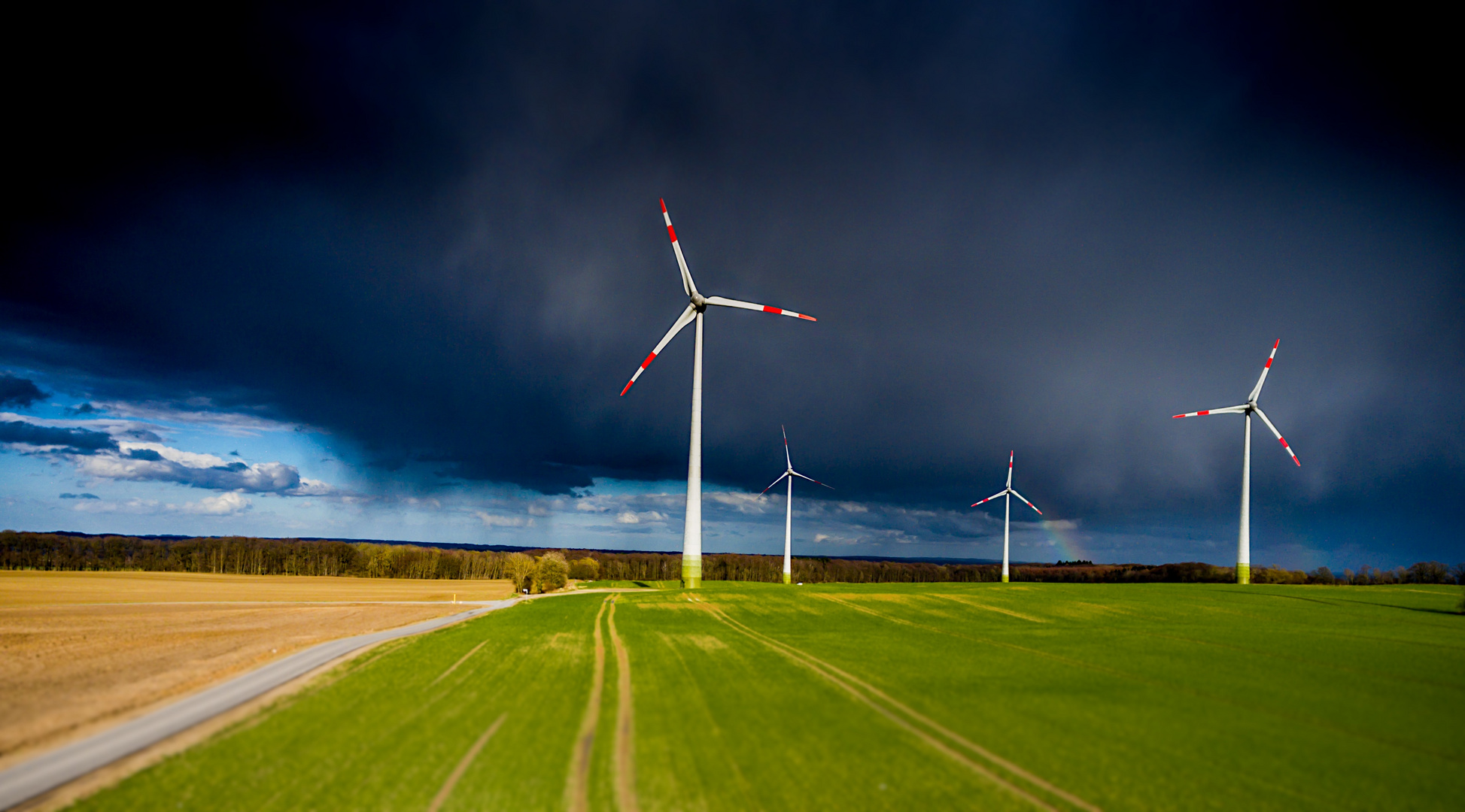 Windrad bei Gewitter Foto & Bild | industrie und technik ...