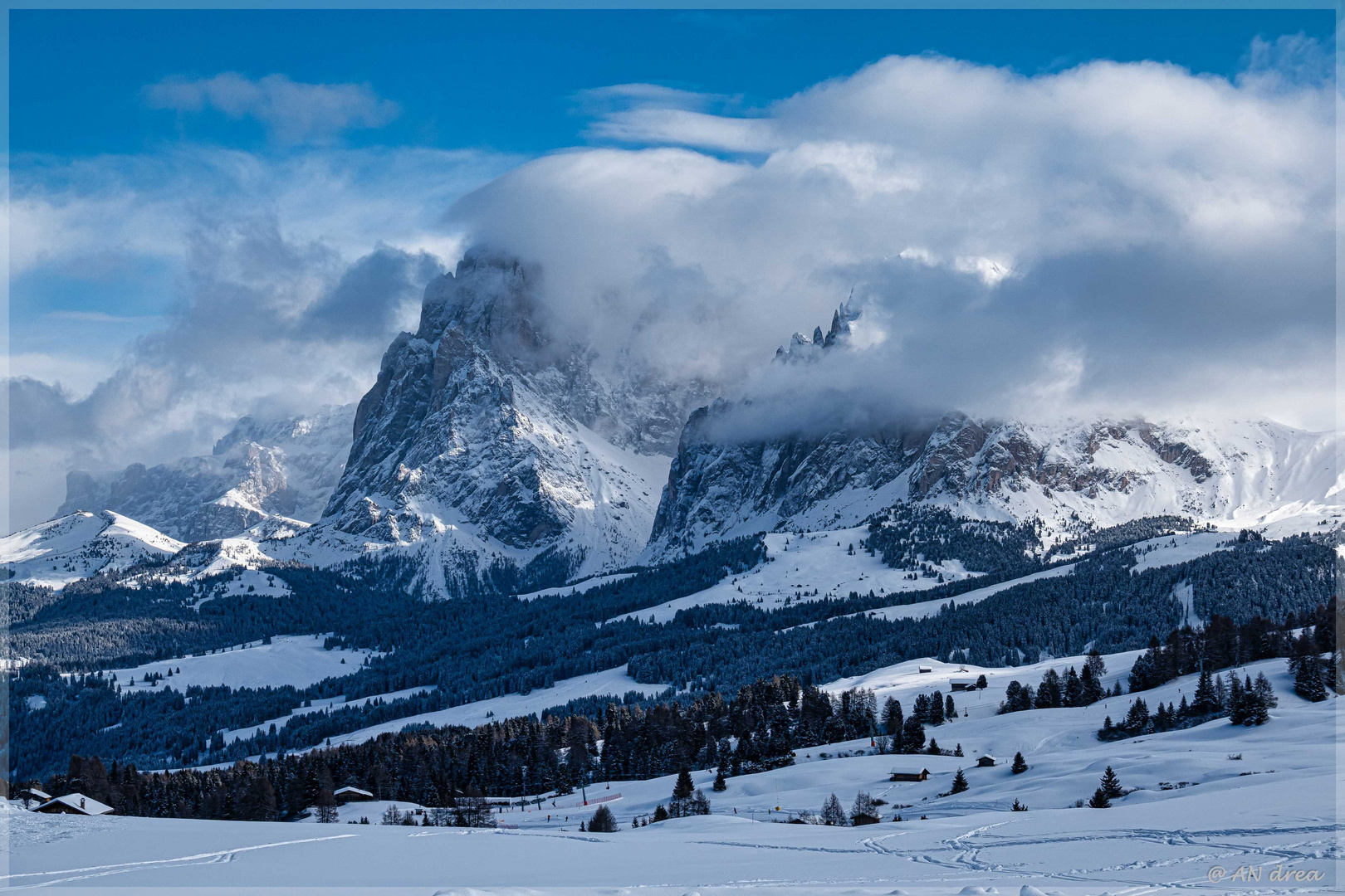 Winter auf der Seiser Alm Plattkofel und Langkofel im Nebel Foto & Bild ...