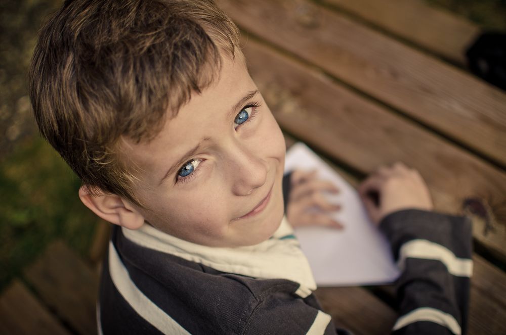 Wir basteln einen Papierflieger Foto & Bild | kinder, kinder im schulalter, portrait Bilder auf ...