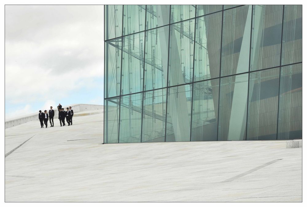 Wir und die Architektur Foto & Bild | architektur, streetfotografie mit menschen, profanbauten ...