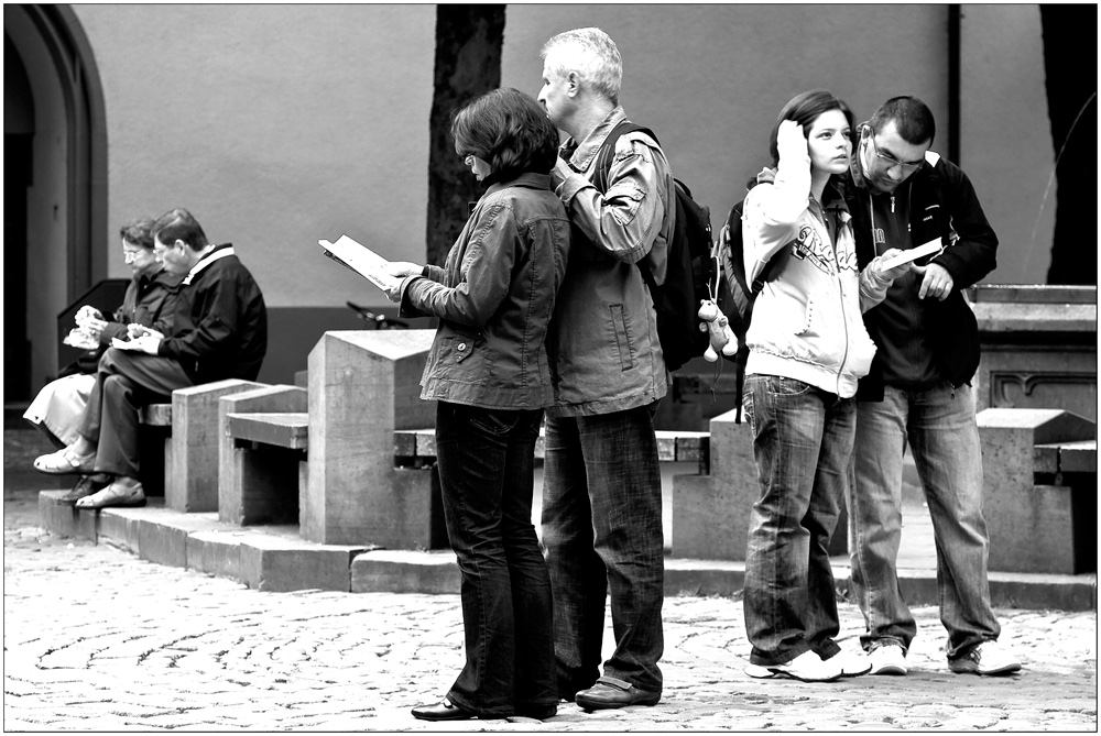 wo ist der richtige weg? Foto & Bild | streetfotografie mit menschen ...