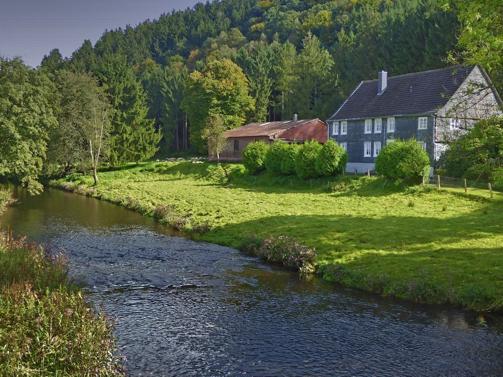 Wohnen an der Wupper Foto & Bild | natur, landschaft, fluss wupper ...