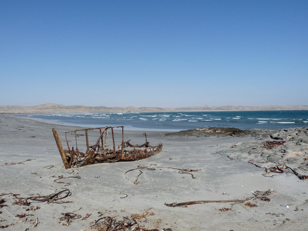 Wrack am Strand bei Lüderitz Foto & Bild | landschaft, meer & strand ...