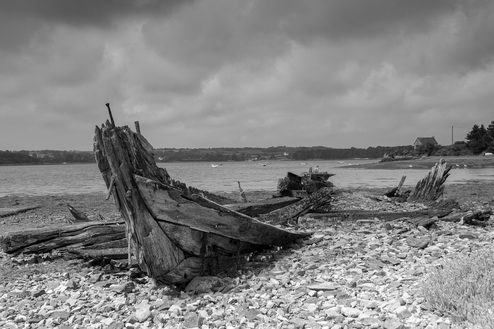 Wrack in der Bucht von Rostellec Foto & Bild | france, world, spezial ...