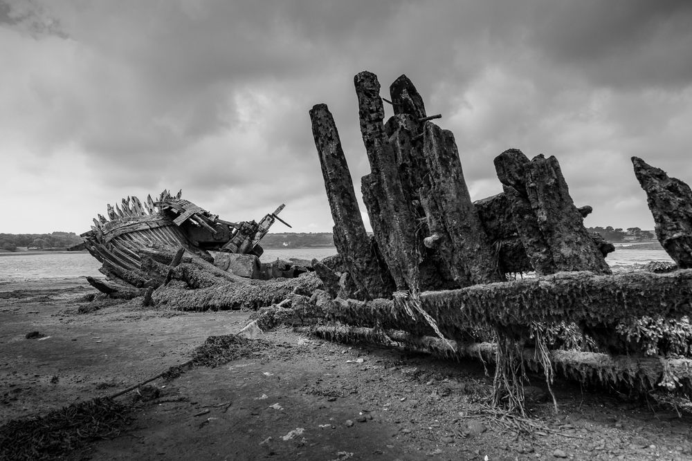 Wrack in der Bucht von Rostellec Foto & Bild | art, france, world ...
