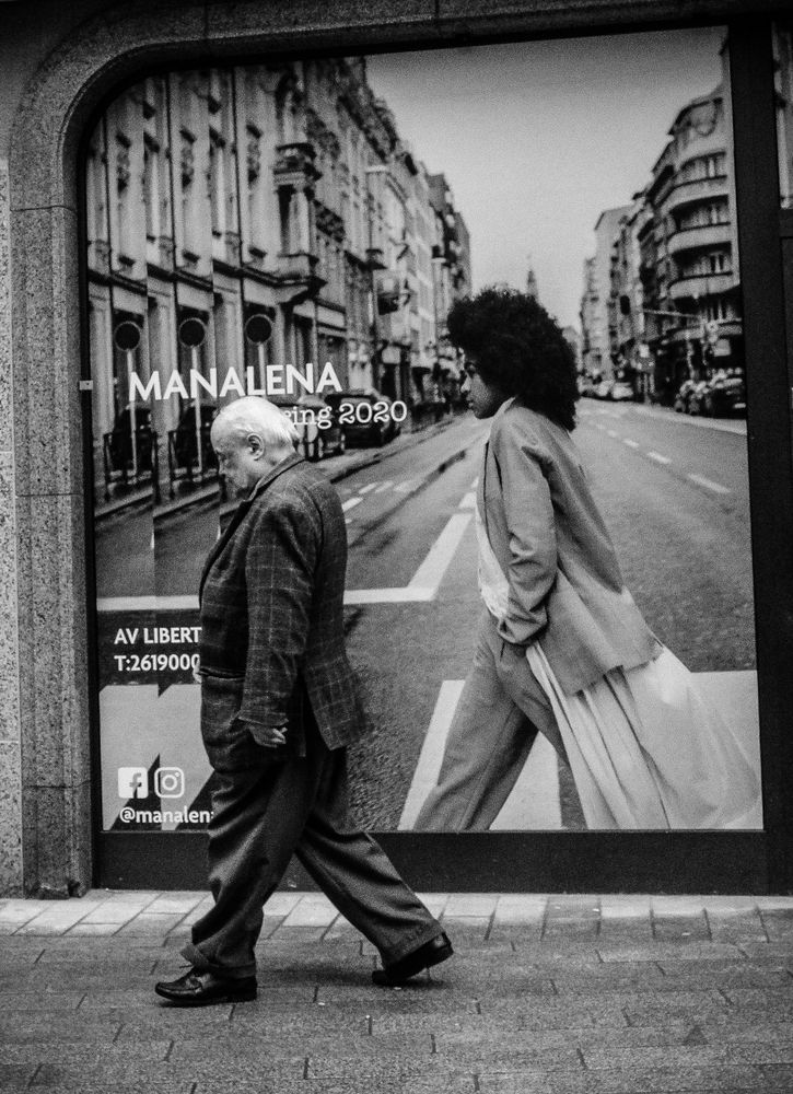 Yes I'm walking..down the street. Foto & Bild | streetfotografie mit menschen, street: spontane ...
